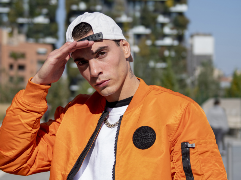 Kaima pubblica Estranei + Izi Chic in esclusiva su instagram