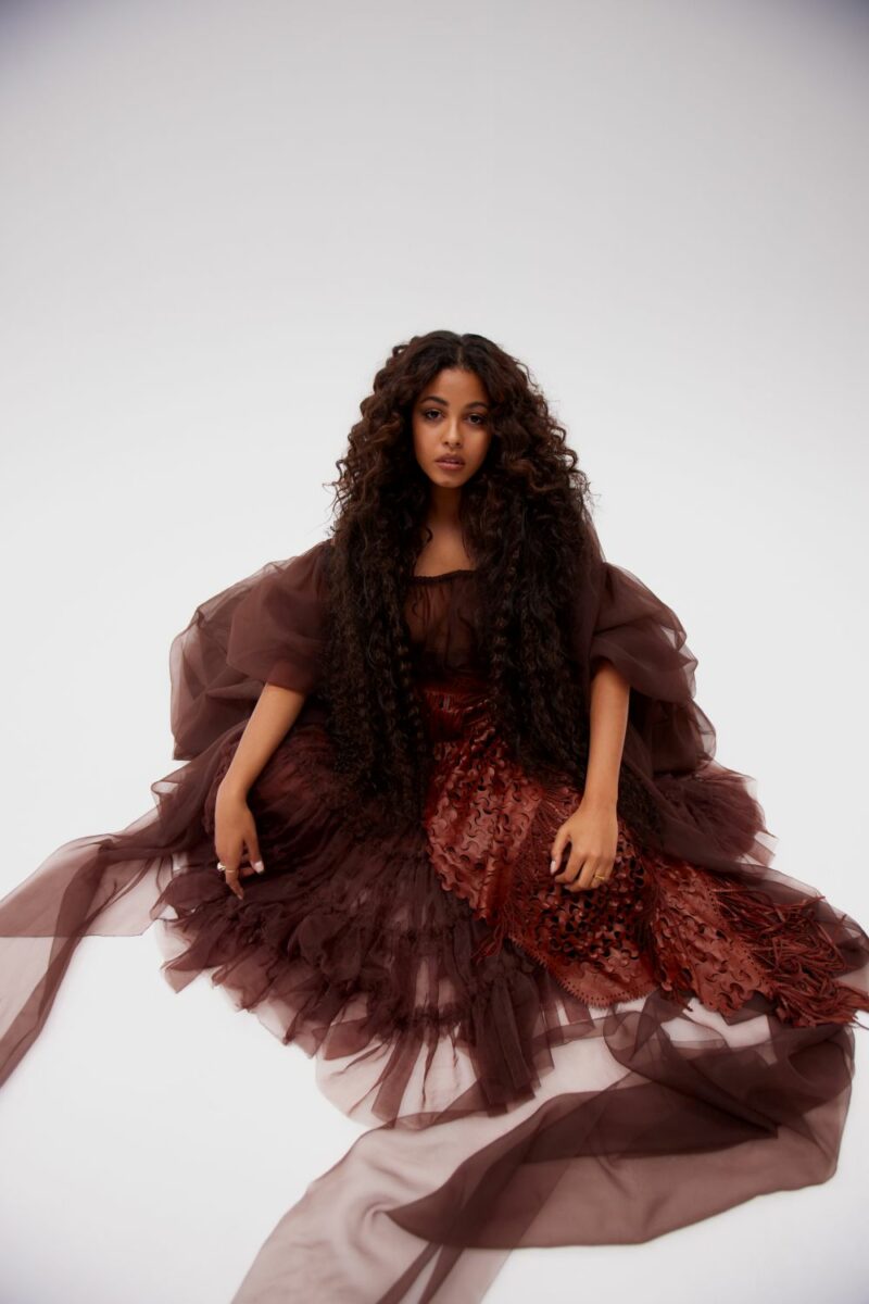 Yendry - La Puerta, il nuovo potente singolo della giovane cantautrice